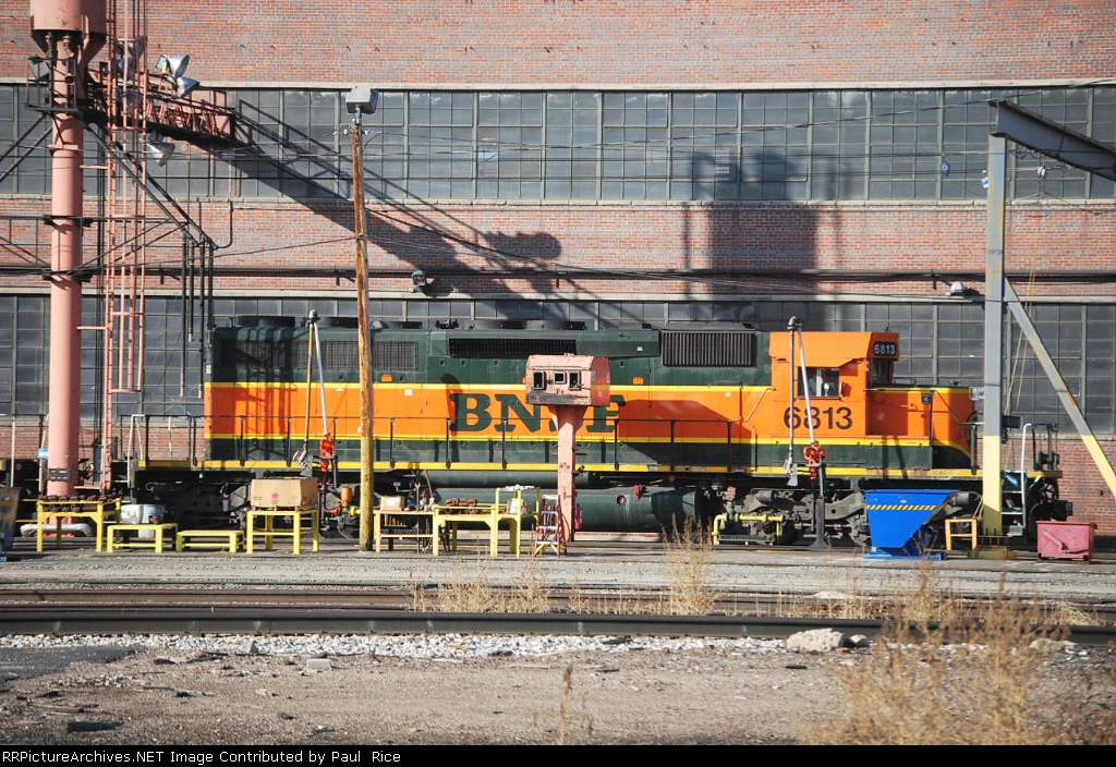 BNSF 6813 Getting Servised
